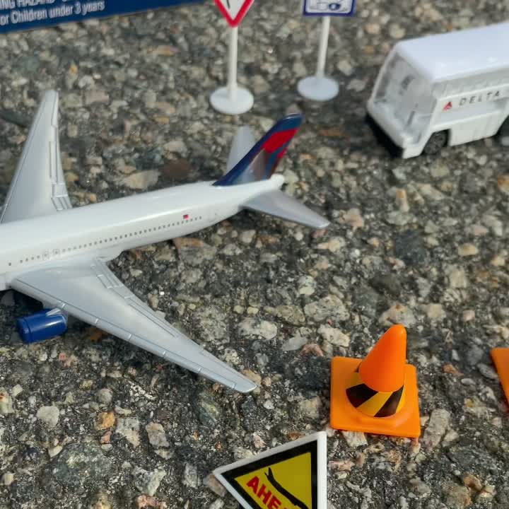 Delta Airlines Diecast Metal and Plastic Model Toy Aircraft Play Set ...